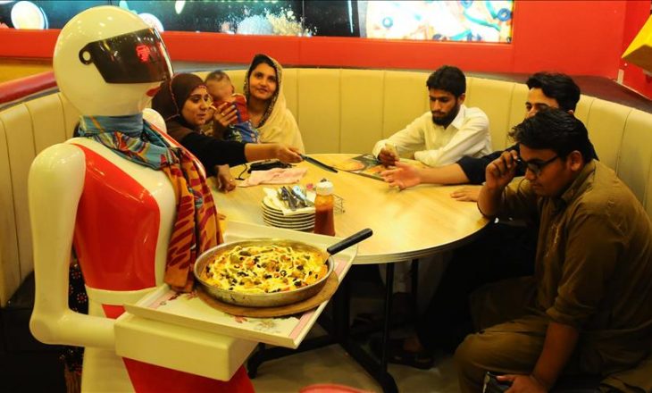 Interesim i madh për "robotin kamarier" - Gazeta Online INSAJDERI