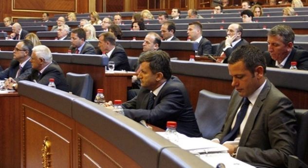 Deputeti i LDK-së thotë se Pacollin s’po e mbajnë me zor në koalicion ... Deputeti i LDK-së thotë se Pacollin s’po e mbajnë me zor në koalicion ...
