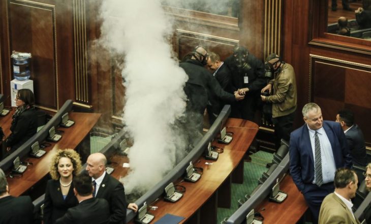 A do të amnistohet hedhja e gazit lotsjellës në Kuvend - Gazeta Online ... A do të amnistohet hedhja e gazit lotsjellës në Kuvend - Gazeta Online ...