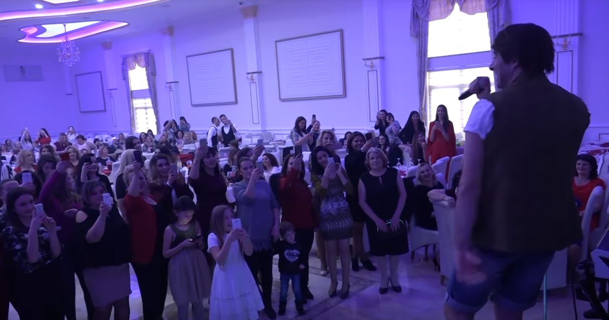 Teta Gjyli, Axha Shneq dhe një restorant vetëm me gra – Hipokrizia e 8 ...