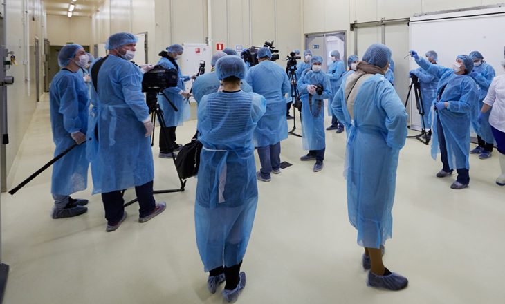 Mjekët nxjerrin 122 gozhda nga lukthi i pacientit - Gazeta Online INSAJDERI