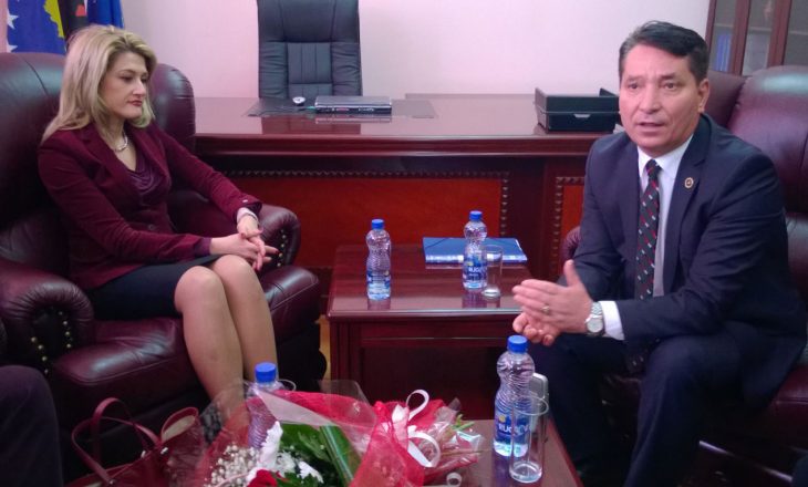 Pal Lekaj e krahason Mimoza Kusari – Lilën me një pulë - Gazeta Online ...