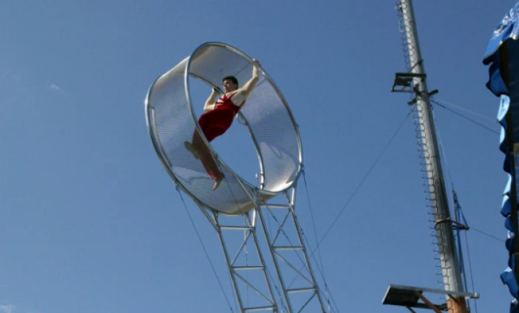 Tronditen fëmijët, akrobati në cirk humb jetën ndërsa po performonte ...