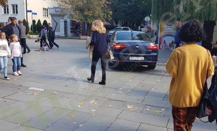 Një person futet me makinë në sheshin e Prishtinës - Gazeta Online ... Një person futet me makinë në sheshin e Prishtinës - Gazeta Online ...