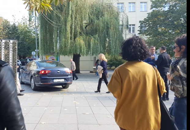 Një person futet me makinë në sheshin e Prishtinës - Gazeta Online ... Një person futet me makinë në sheshin e Prishtinës - Gazeta Online ...