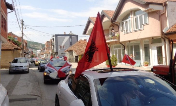 Një serb nga Graqanica tenton t'i marrë flamurin një kolone dasmorësh ... Një serb nga Graqanica tenton t'i marrë flamurin një kolone dasmorësh ...