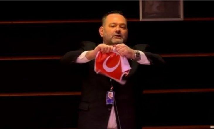 Eurodeputeti grek gris flamurin turk, reagime të ashpra nga Turqia ...