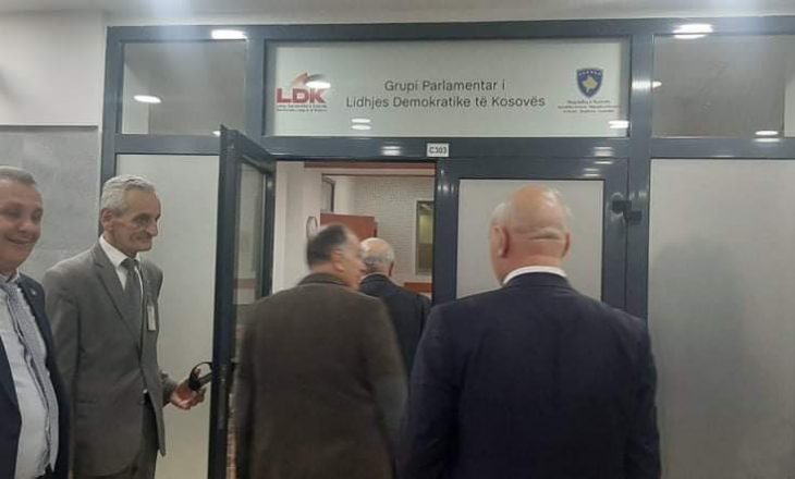 Isa Mustafa shkon në Kuvend - Takohet me Kurtin për taksën - Gazeta ... Isa Mustafa shkon në Kuvend - Takohet me Kurtin për taksën - Gazeta ...