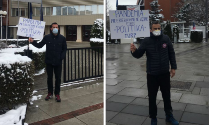 Qytetari proteston para Kuvendit, rrezikon të dënohet me 2 mijë euro ... Qytetari proteston para Kuvendit, rrezikon të dënohet me 2 mijë euro ...